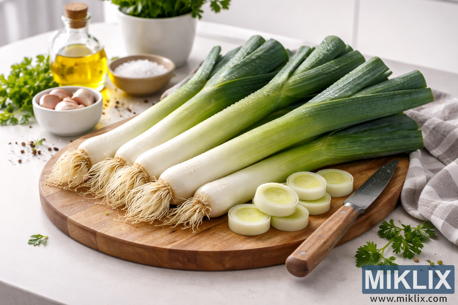 Image: Fresh Leeks on a Modern Kitchen Table - Miklix
