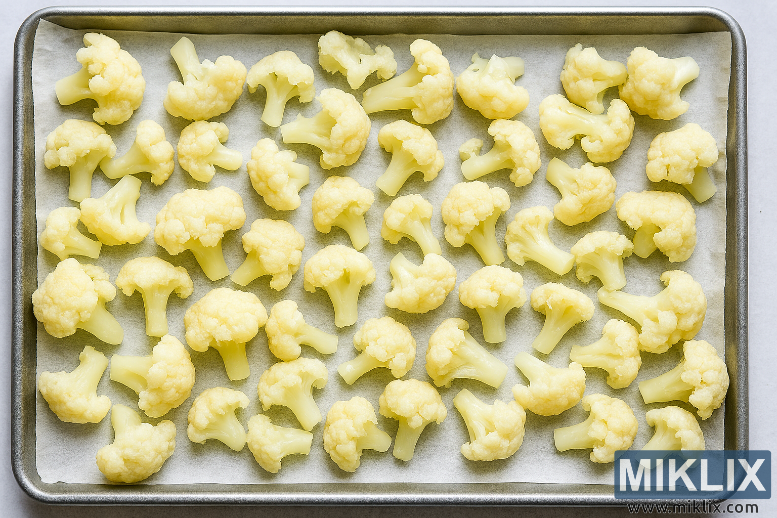 Imagen: Coliflor blanqueada en bandeja para congelar - Miklix
